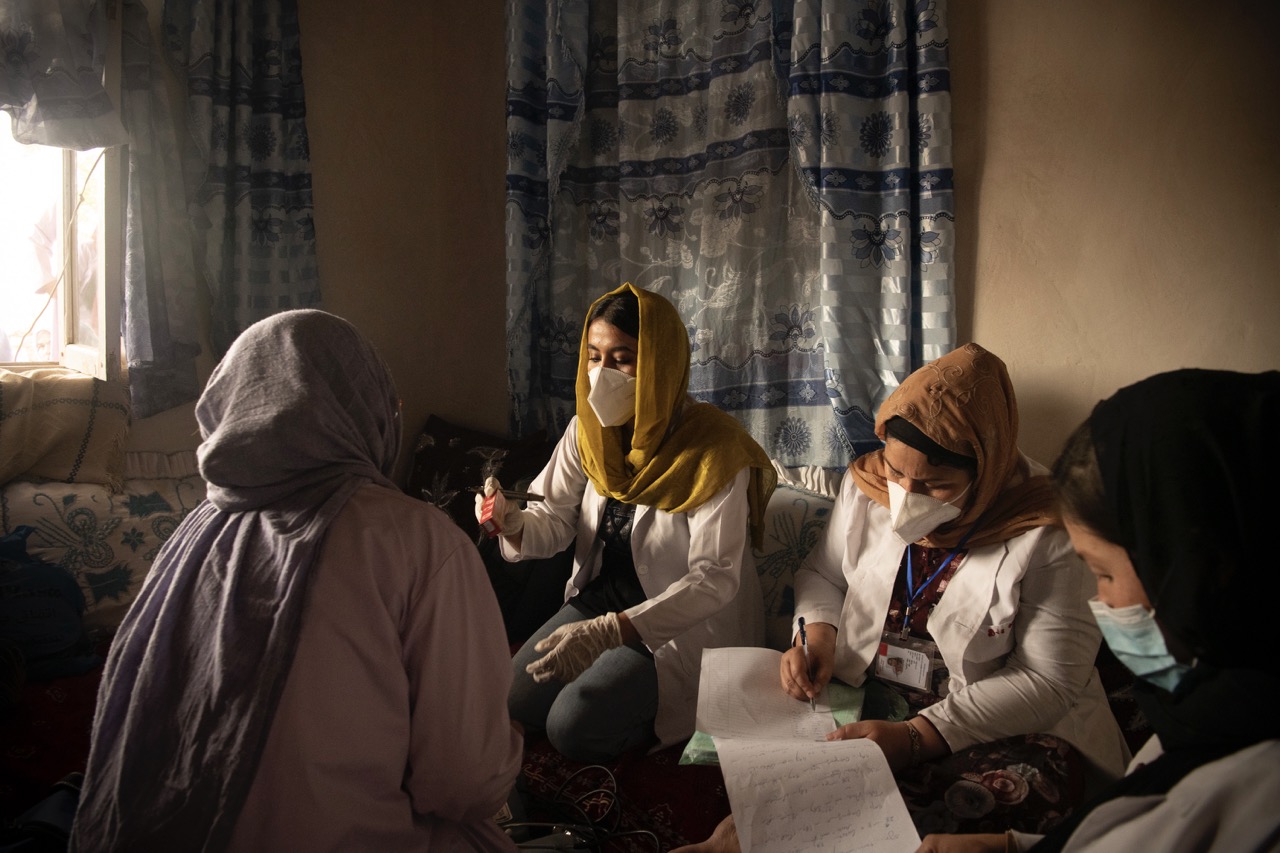 Community Health Care: Afghan Weavers Take the Lead in Crisis Response - Label STEP